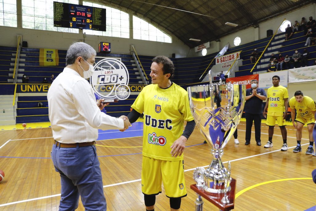 Una fiesta: Basket UdeC gana a lo grande y celebra sus copas con su gente en la Casa del Deporte ...