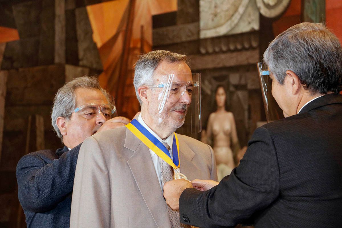 Investigador prolífico y académico ejemplar: UdeC reconoce a matemático ...