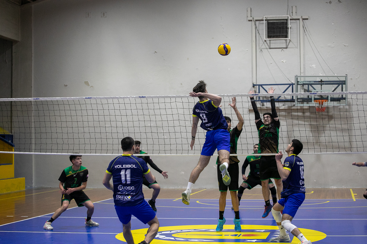 Otro triunfo y pasajes a cuartos de final: UdeC clasificó sin ceder un set en el CNU de Vóleibol ...