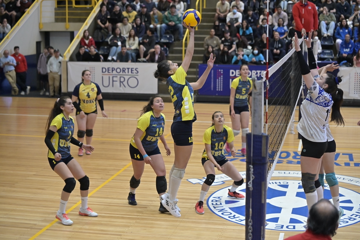Sin ceder sets: Vóleibol Femenino UdeC selló rápidamente su paso a cuartos de final del CNU ...