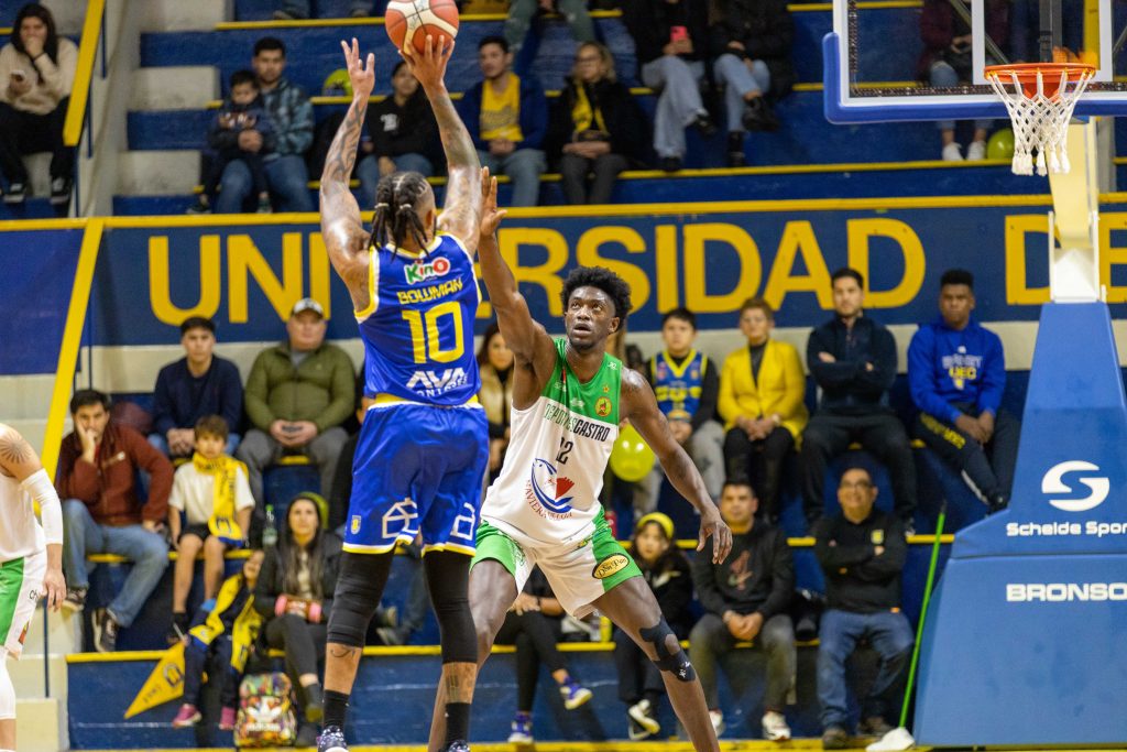 Solo uno sigue en pie: defensa de Basket UdeC en la primera mitad lo catapultó a semifinales ...