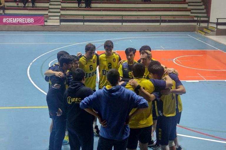 Con siete jugadores en cancha: Vóleibol Masculino UdeC volvió a jugar en Adesup - Noticias UdeC