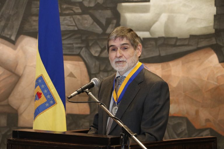 Dr. Luis Quiroz, impulsor de Ingeniería Aeroespacial UdeC, es investido ...