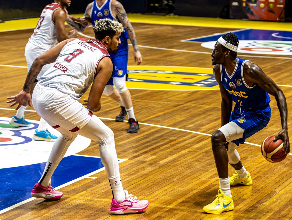 24 puntos de Woods: UdeC no pudo con el campeón intercontinental y se quedó afuera de la BCLA ...