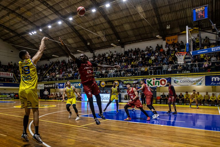 Festejo en fin de semana largo: tricampeón del básquetbol chileno se impuso ante el CD Colegio ...