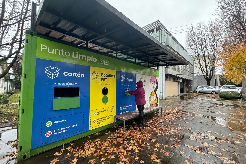 Comunidad universitaria se capacita para mejorar uso y gestión de Puntos Limpios - Noticias UdeC