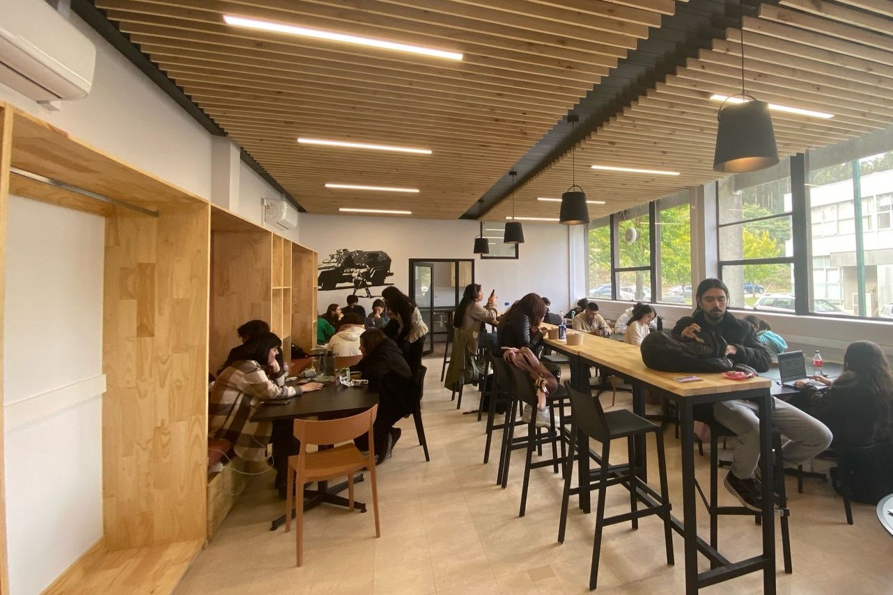 UdeC moderniza espacios comunes para estudiantes con mobiliario ...