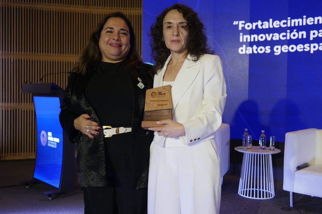 Dra. María Ester González recibe premio a la Académica Destacada en la ...